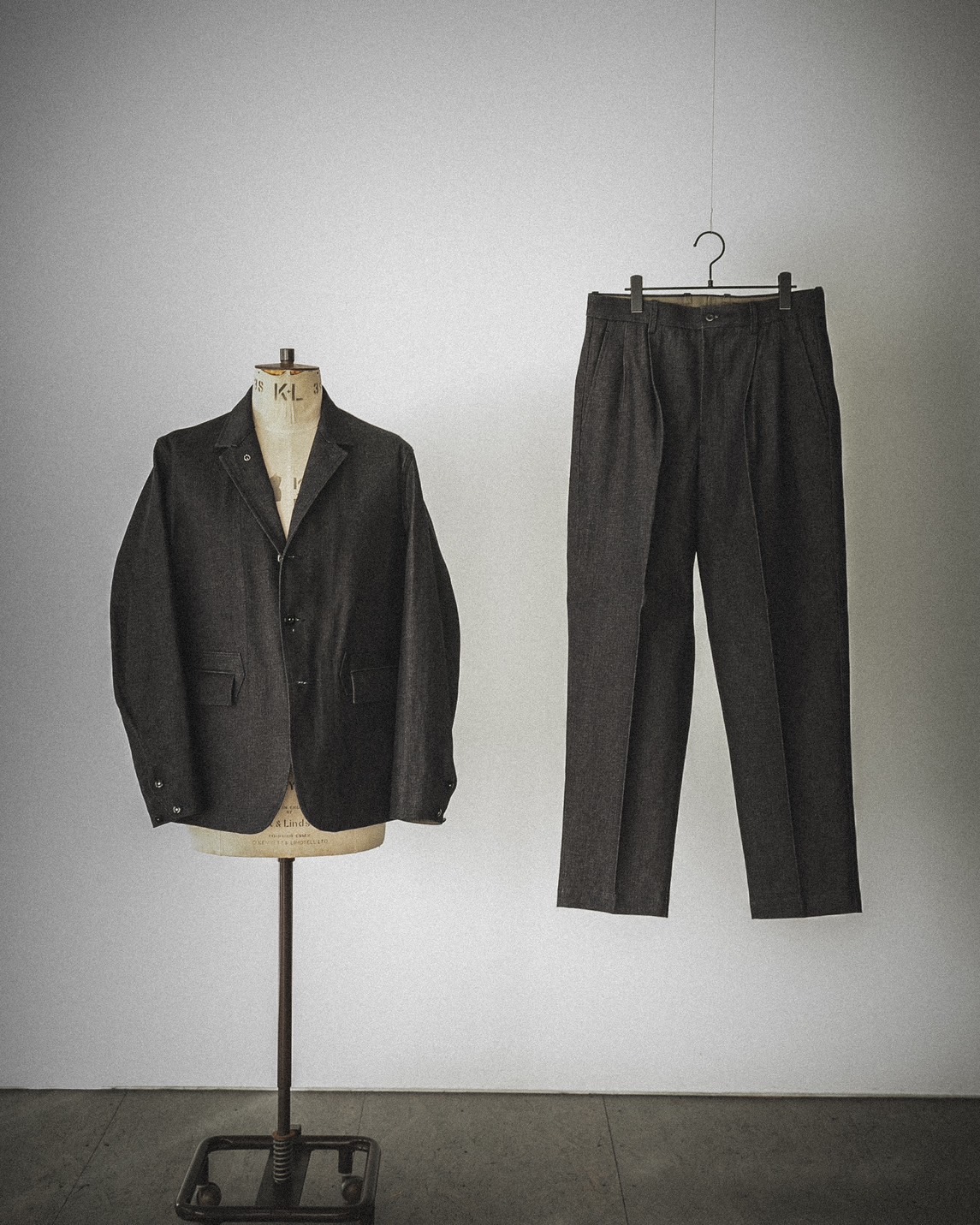 ScyeとNEXUSVII.が初のコラボレーション。ジャケットとトラウザーズのセットアップ2型を発売 | Scye